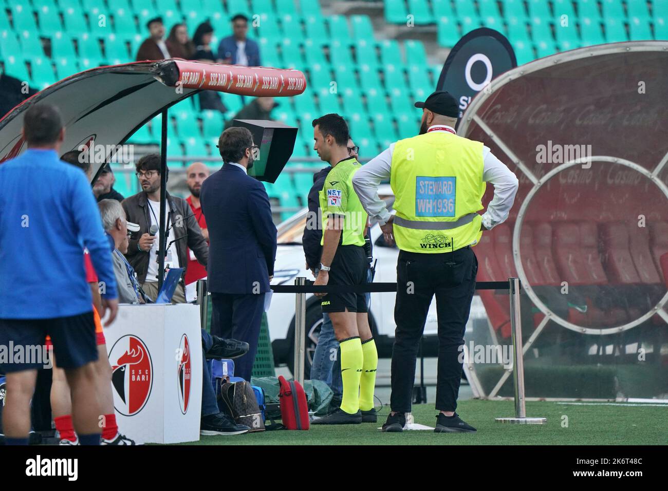 San Nicola stadium, Bari, Italy, October 15, 2022, the referee Daniele ...