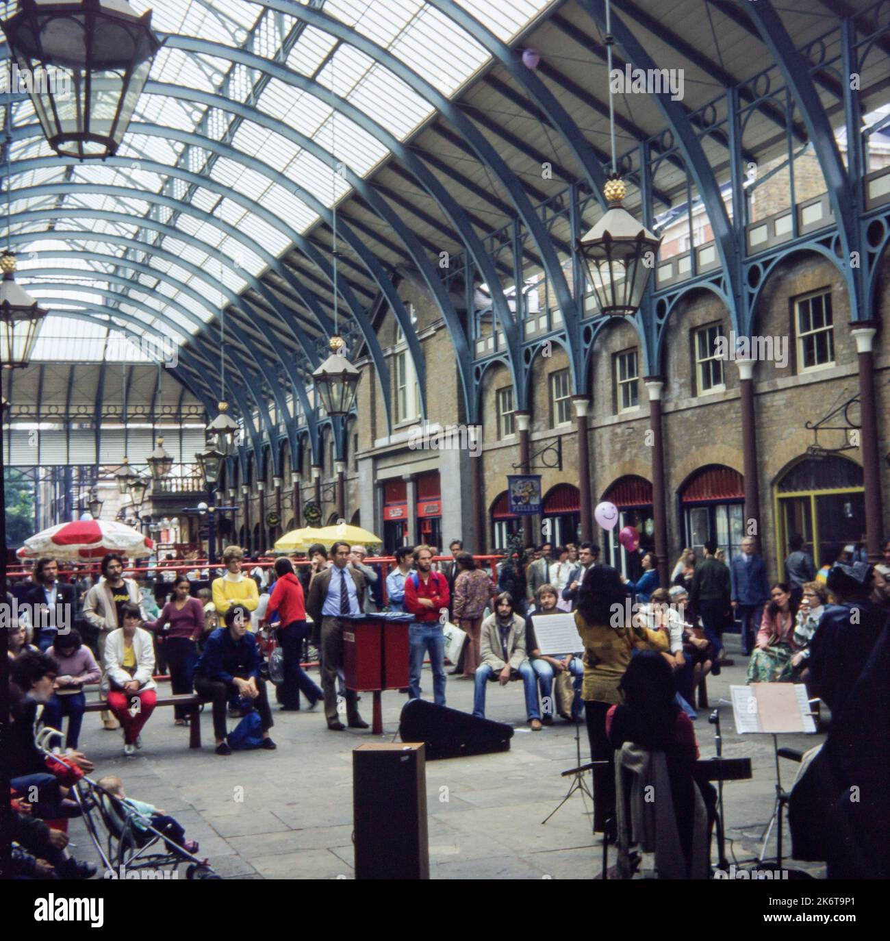 1980s shopping in covent garden hi-res stock photography and images - Alamy