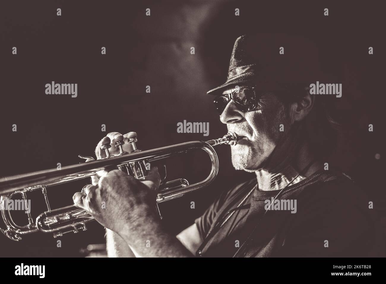 Vintage jazz man trumpet hi-res stock photography and images - Alamy