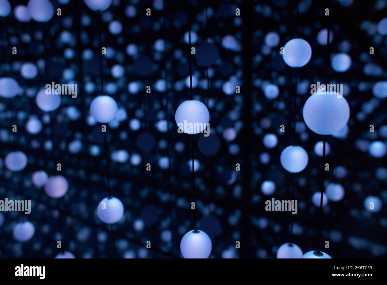 Many light bulbs that go down with their cables from the ceiling ...