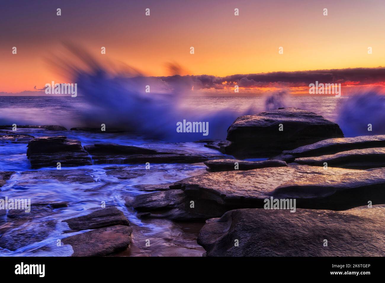 Ocean waves hitting rocks hi-res stock photography and images - Alamy