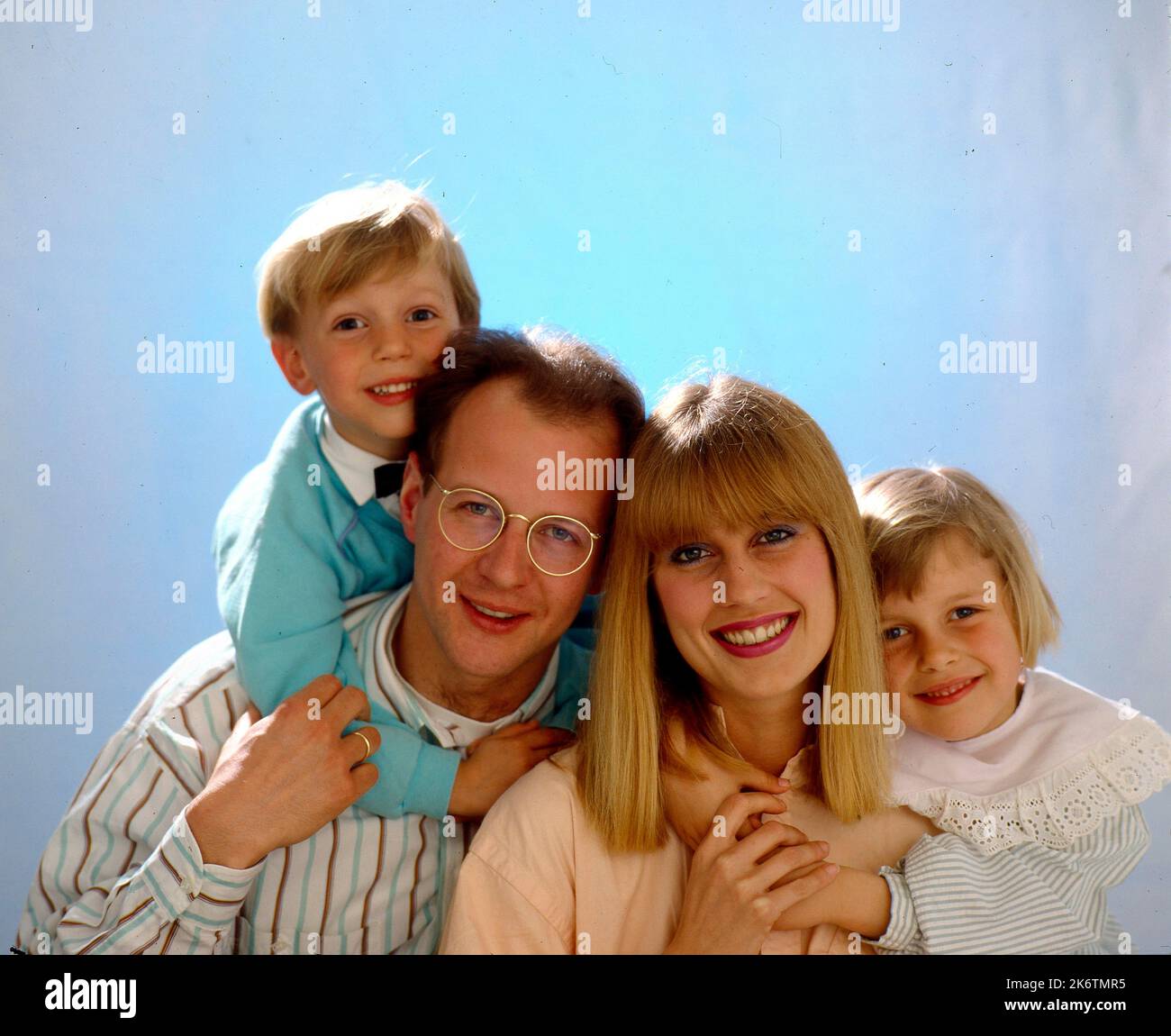 Child group photo hi-res stock photography and images - Alamy