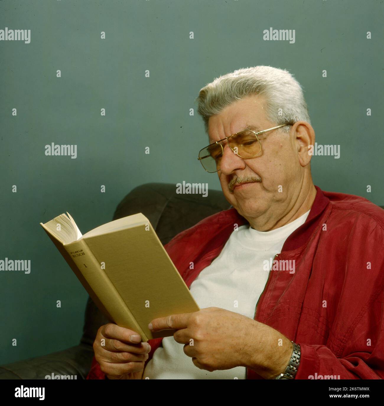 Reading older man Stock Photo - Alamy