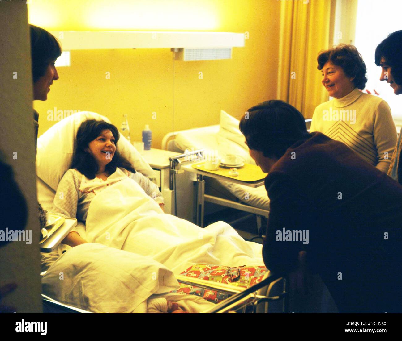 Visite Familie. ca. 1980, Dortmund. Medicine. Hospital. Birth Stock ...