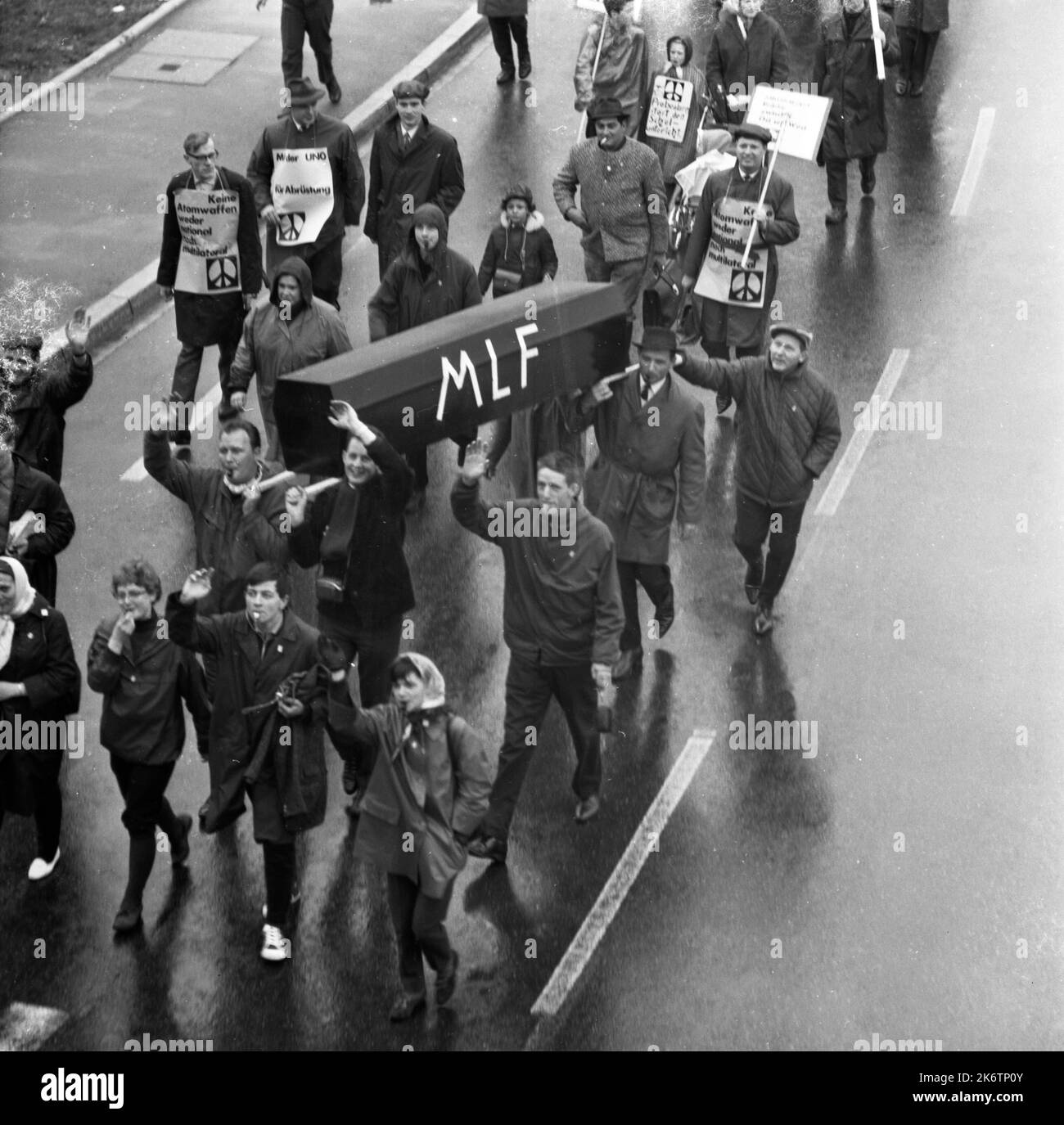 Nuclear weapon 1965 hi-res stock photography and images - Alamy