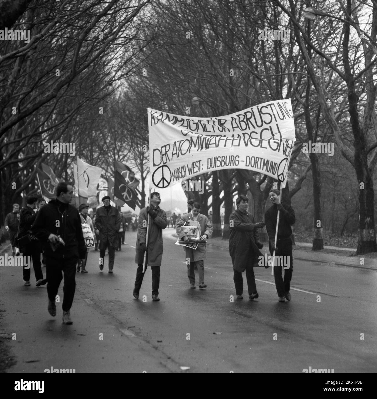 Nuclear weapon 1965 hi-res stock photography and images - Alamy