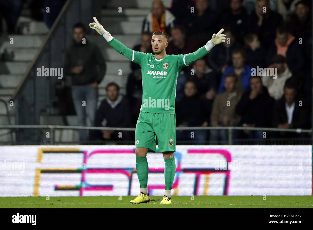 DEVENTER - Go Ahead Eagles goalkeeper Jeffrey de Lange during the Dutch ...