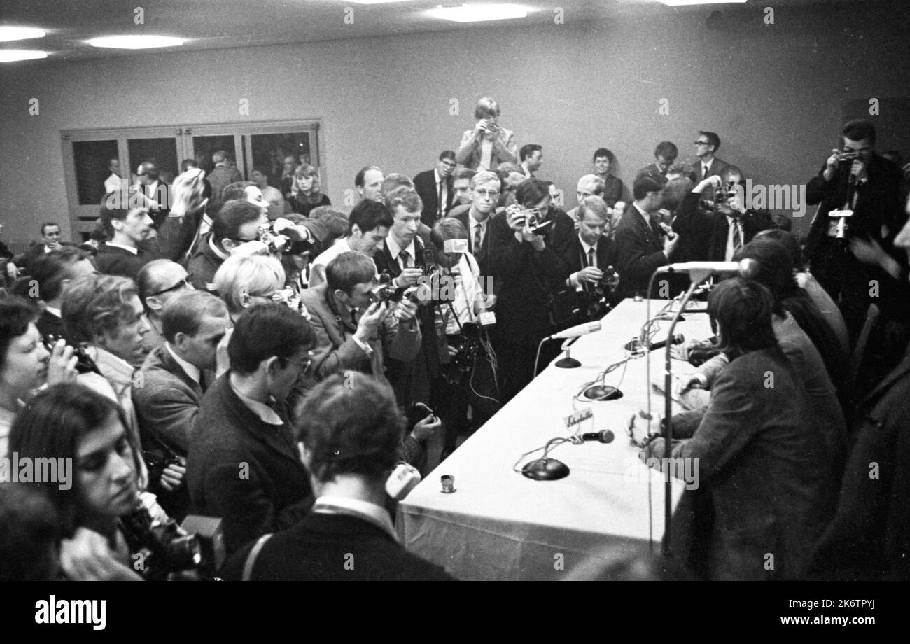 1966 beatles hi-res stock photography and images - Alamy