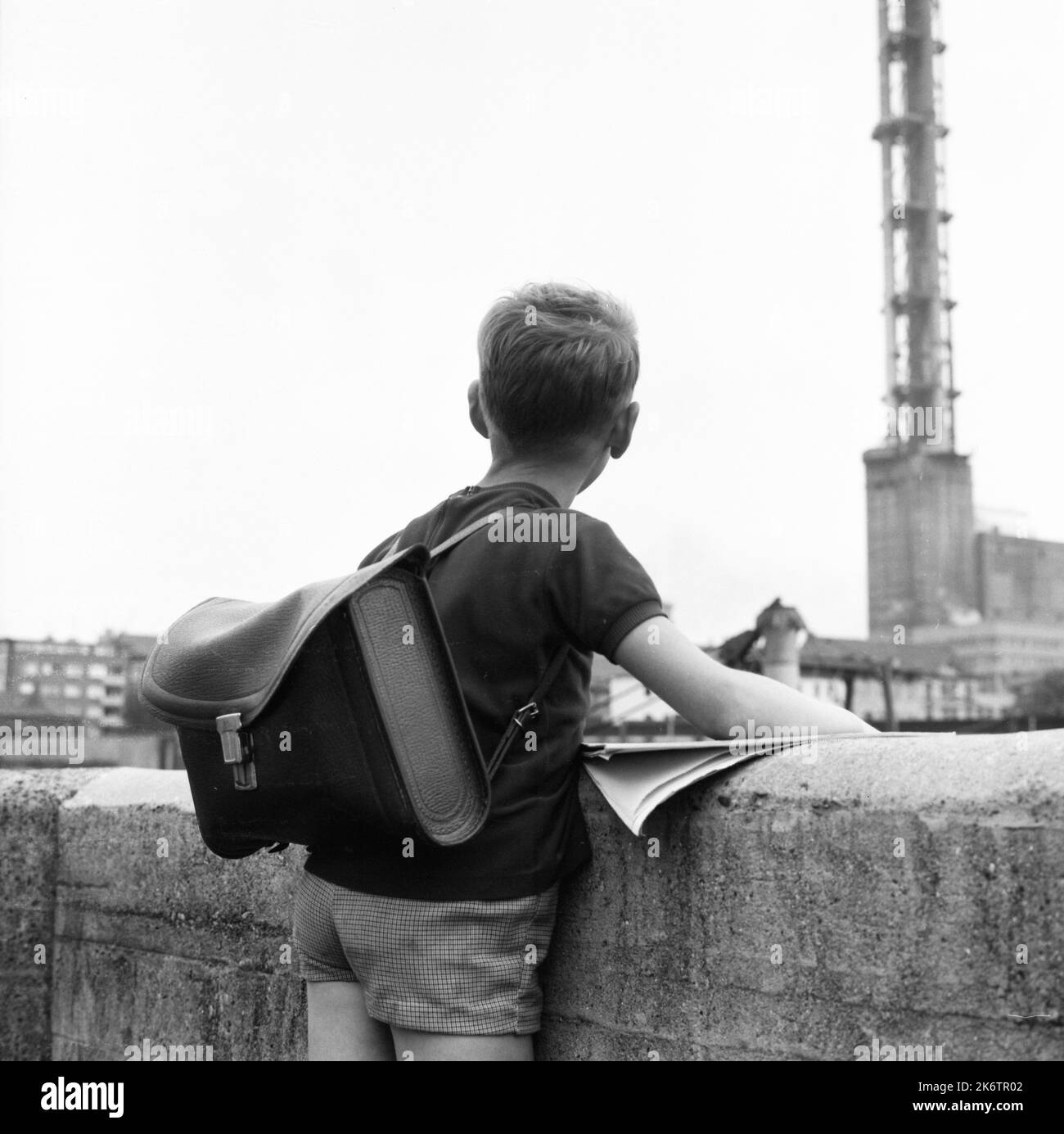 Children in the Ruhr area, here in the year 1966 in leisure and play ...