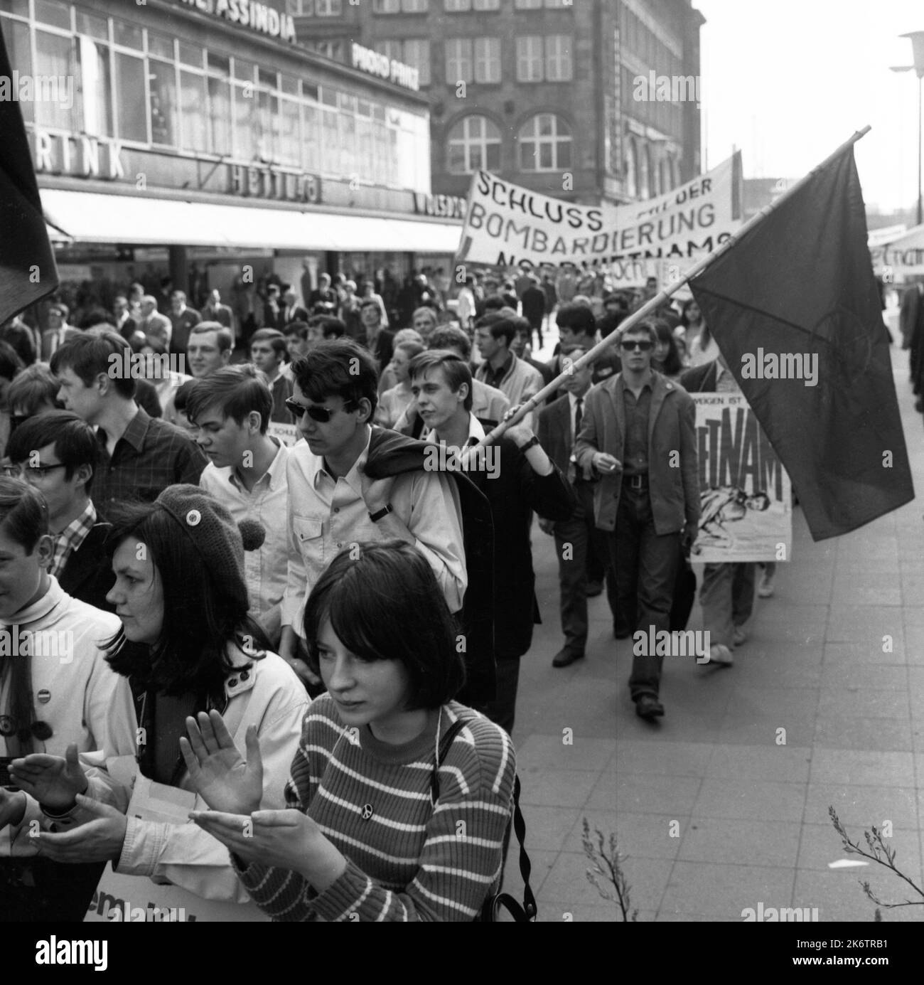 Vietnam student protest 1960s Black and White Stock Photos & Images - Alamy