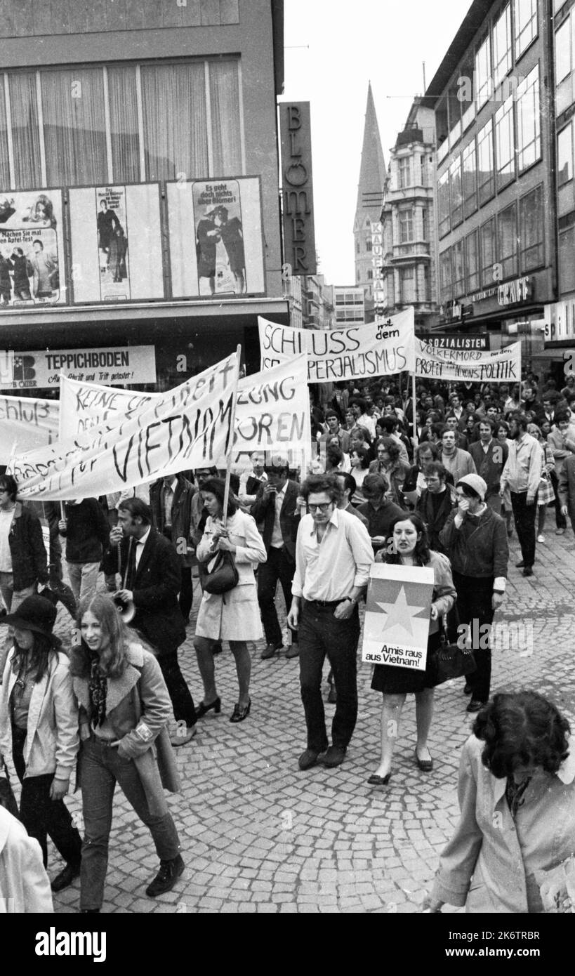 Vietnam student protest 1960s Black and White Stock Photos & Images - Alamy