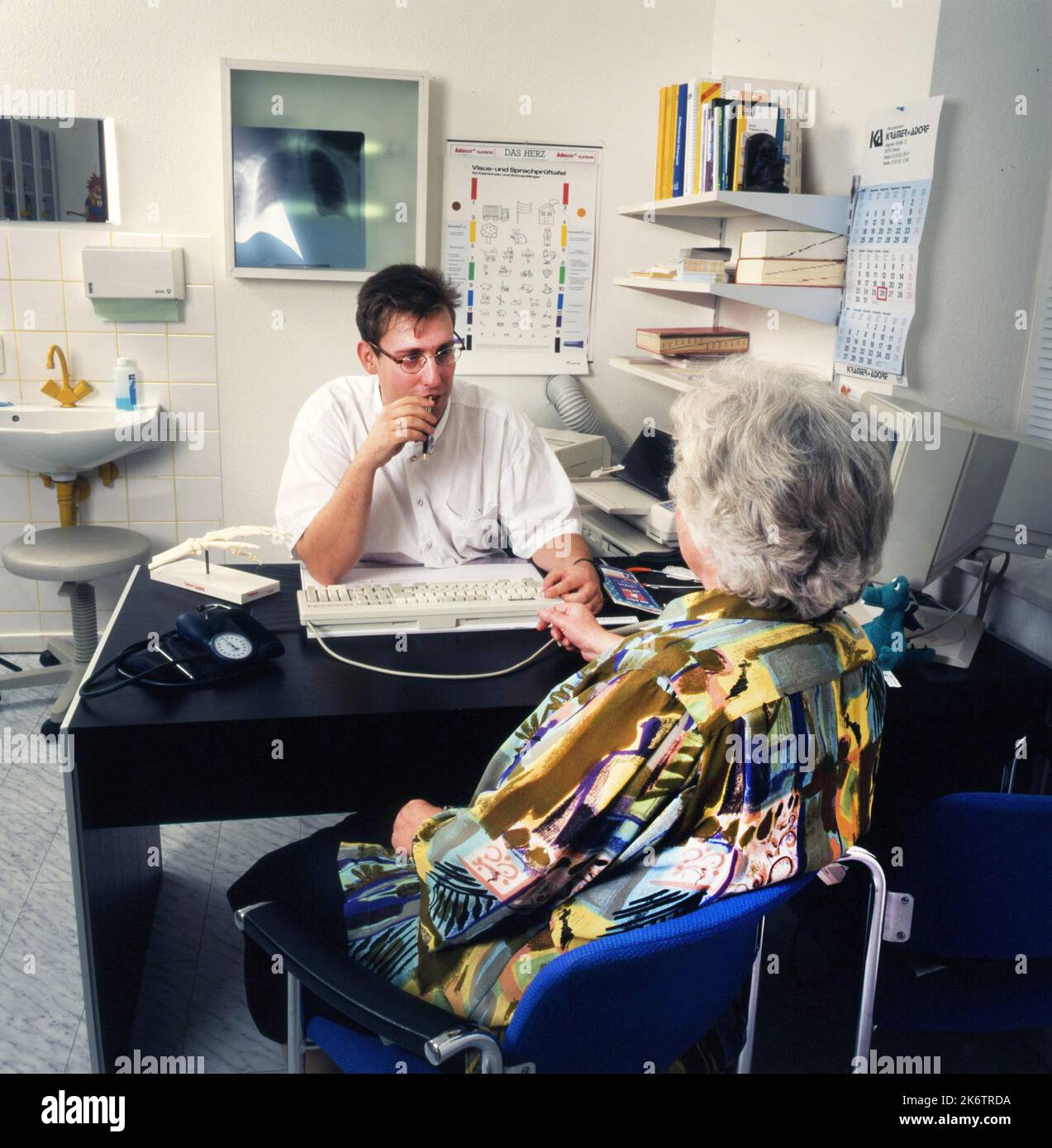 This general practitioner, seen here on 26. 10. 1995 in Iserlohn, is ...