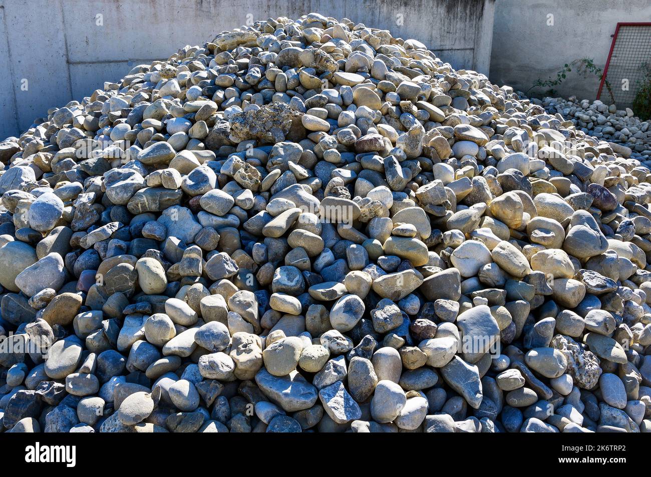 Rounded gravel hi-res stock photography and images - Alamy
