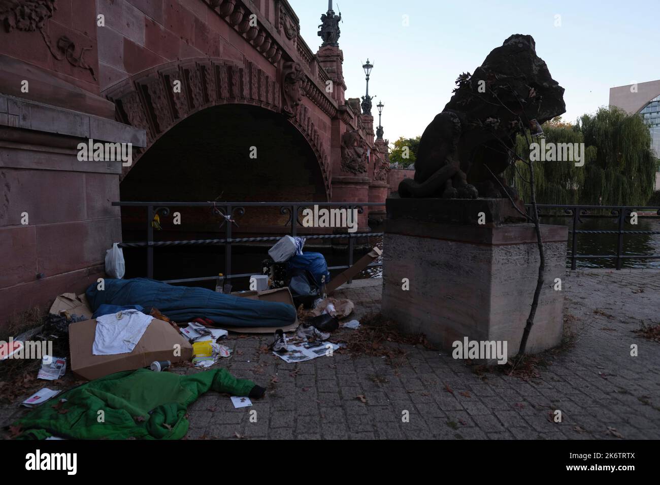 Germany, Berlin, 09. 10. 201, homeless man sleeping in a sleeping bag ...