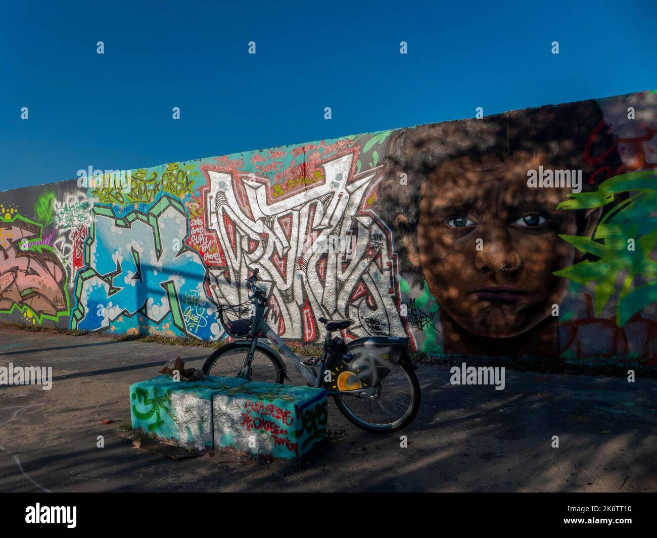 Germany, Berlin, 30. 07. 2021, Mauerpark, graffiti wall, head of a ...
