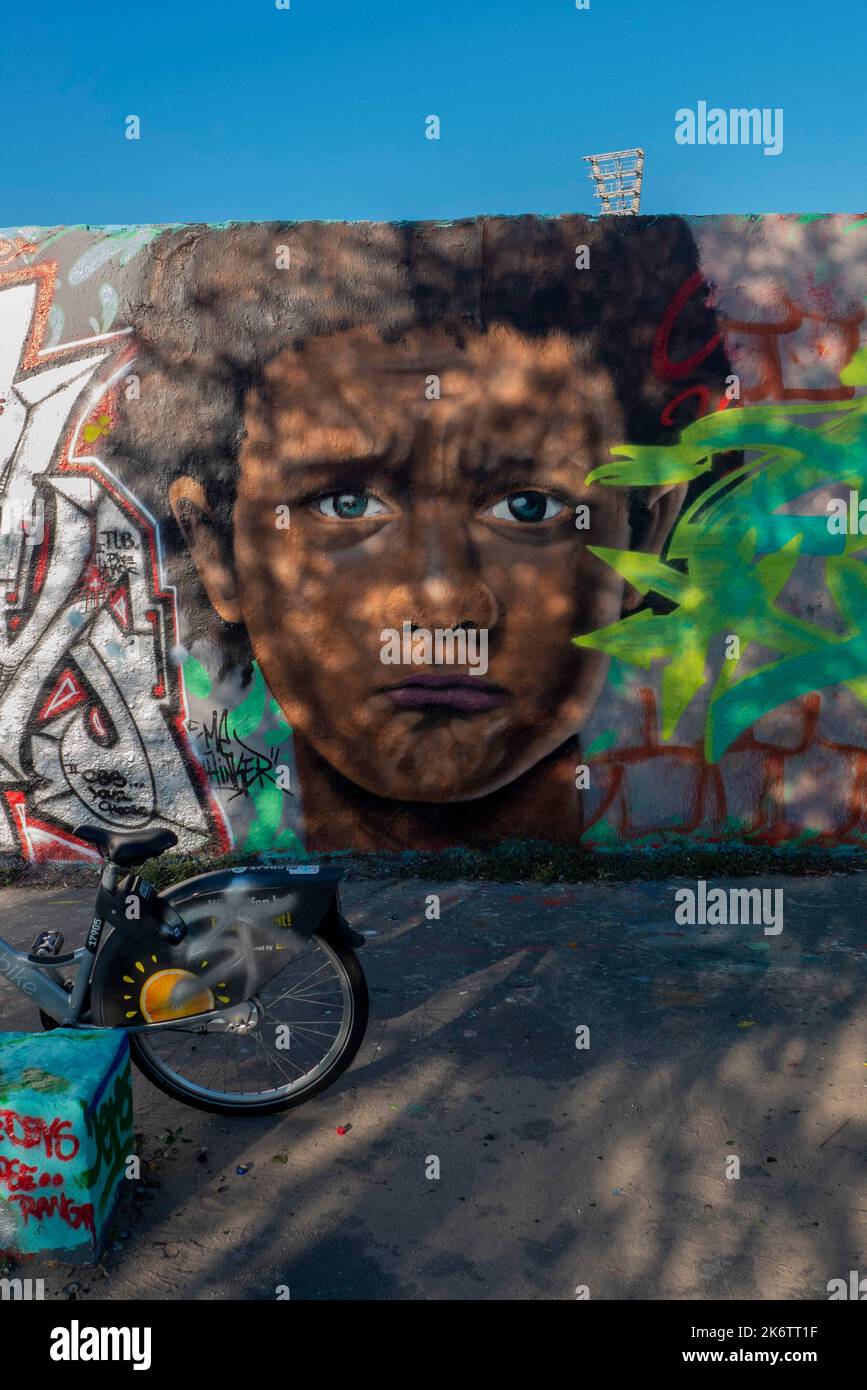 Germany, Berlin, 30. 07. 2021, Mauerpark, graffiti wall, head of a ...