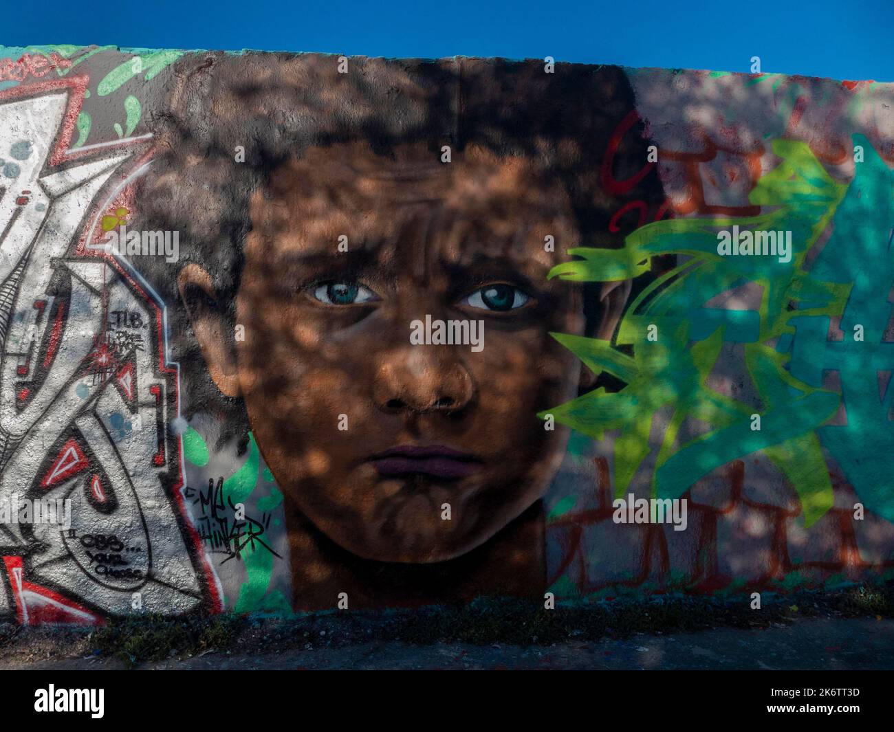 Germany, Berlin, 30. 07. 2021, Mauerpark, graffiti wall, head of a ...