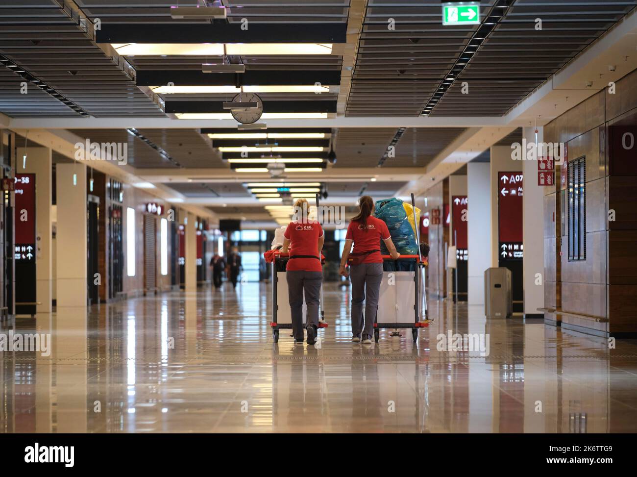 Cleaning airport grounds hi-res stock photography and images - Alamy