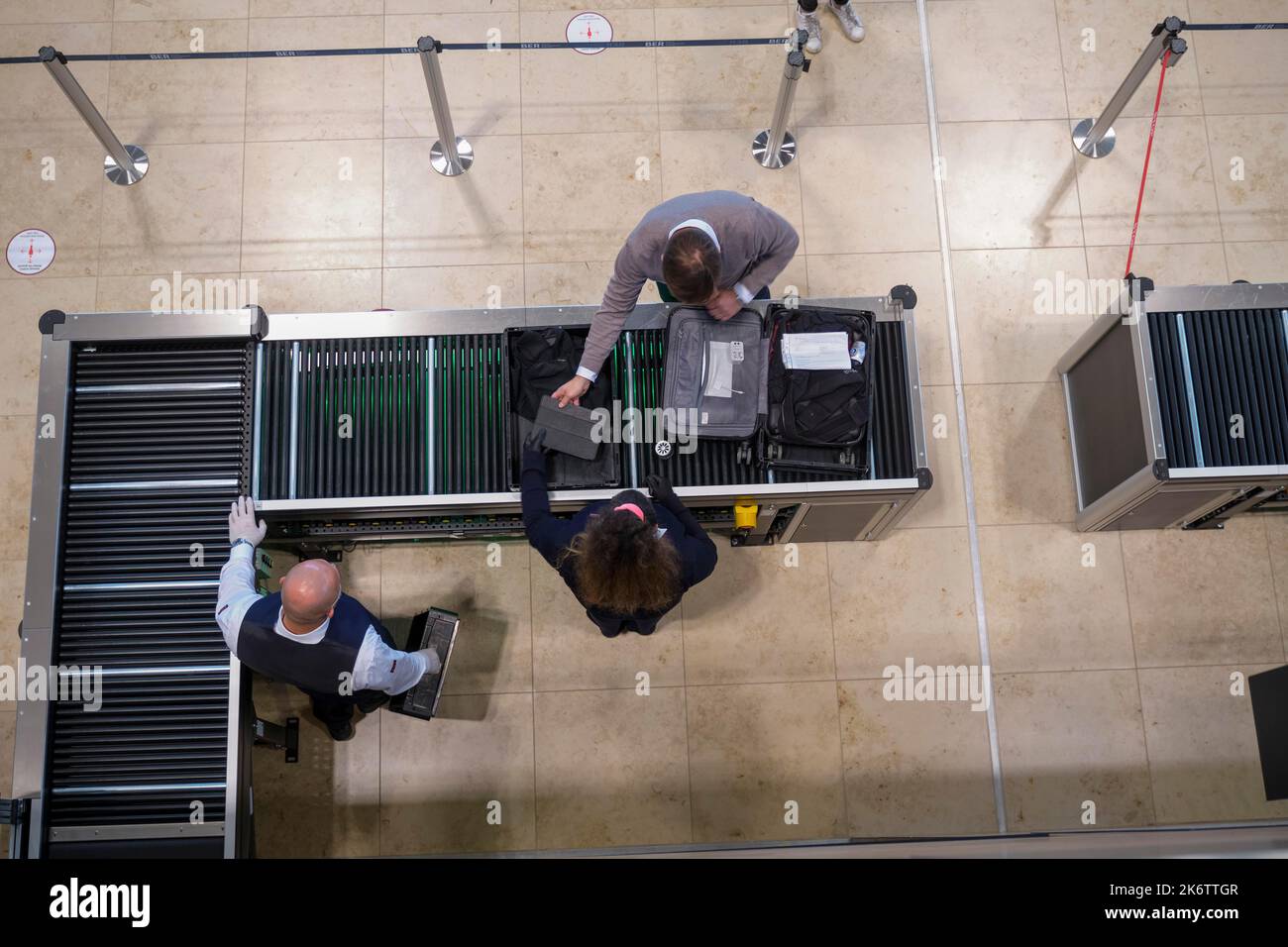 Baggage claim counter hi-res stock photography and images - Alamy