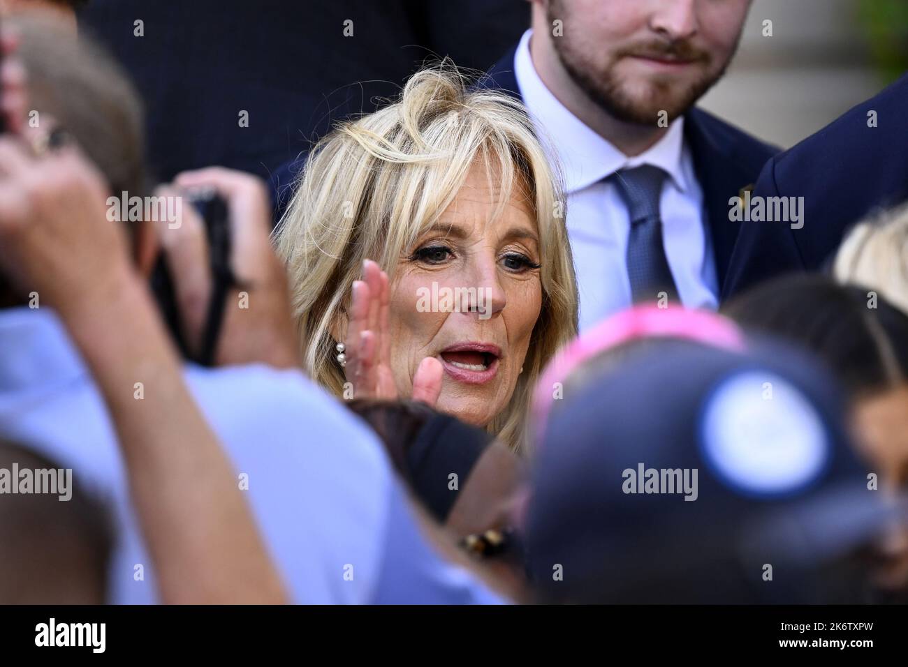 Crowd greets hi-res stock photography and images - Alamy