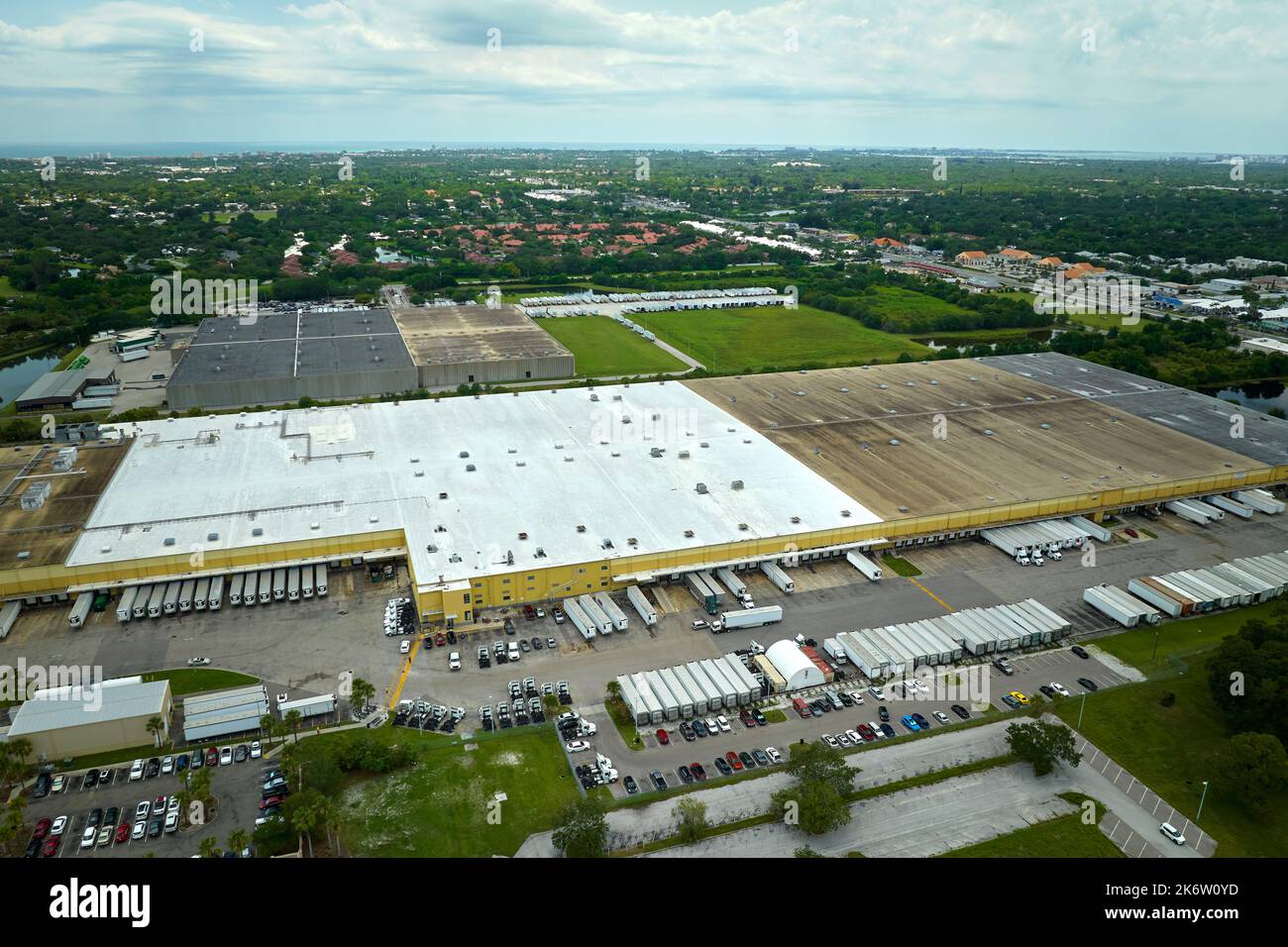 Lorry uploading hi-res stock photography and images - Alamy