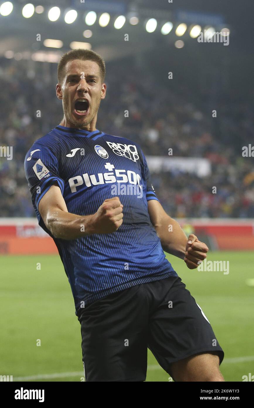Mario Pasalic of Atalanta BC celebrates after scoring during Atalanta ...