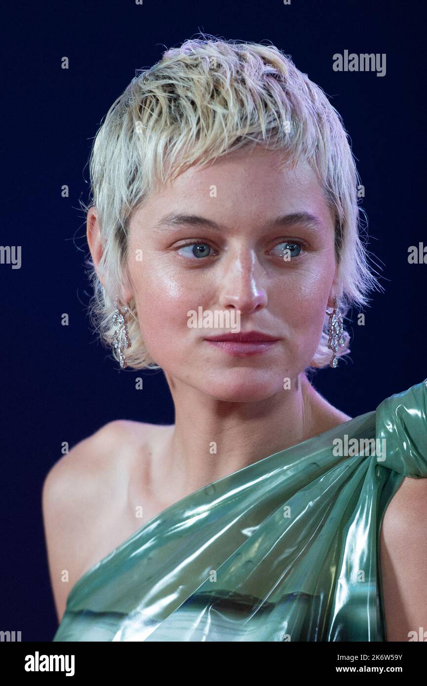 Emma corrin paris hi-res stock photography and images - Alamy