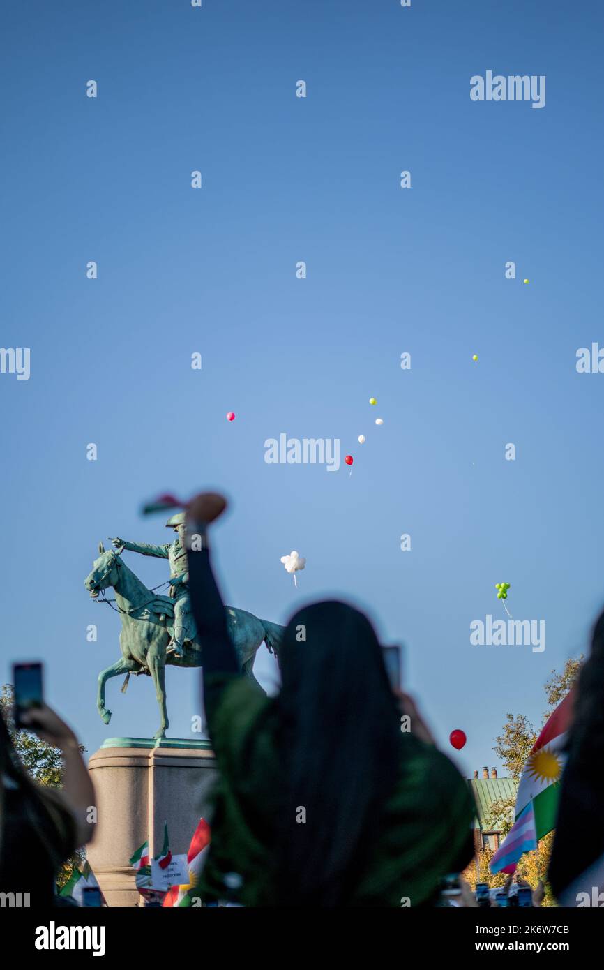 Washington DC, USA. 15th Oct, 2022. Demonstrators release balloons in ...