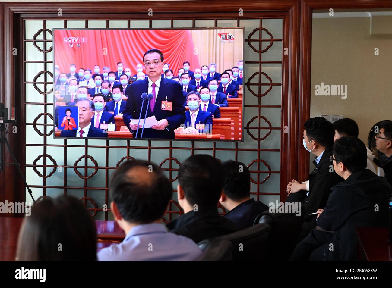 QINGDAO, CHINA - OCTOBER 16, 2022 - Staff members watch the opening ... QINGDAO, CHINA - OCTOBER 16, 2022 - Staff members watch the opening ...
