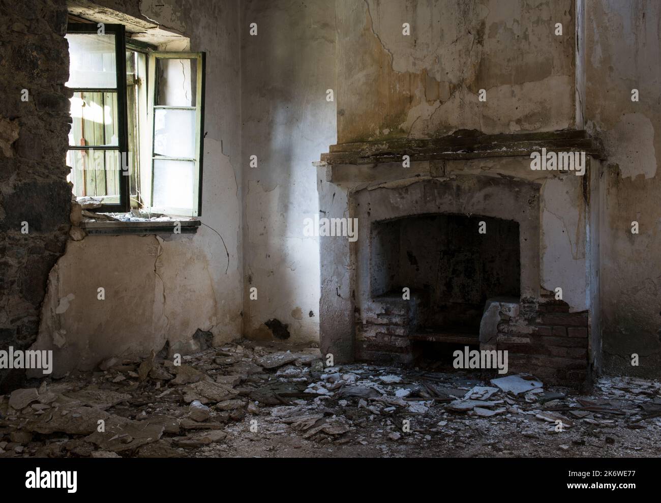 Ruin ruins fireplace hi-res stock photography and images - Alamy