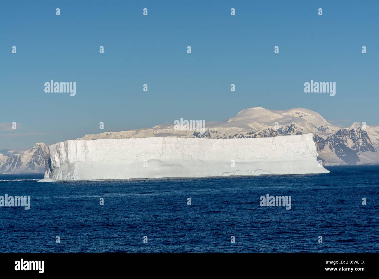 Large tabular iceberg off hi-res stock photography and images - Alamy