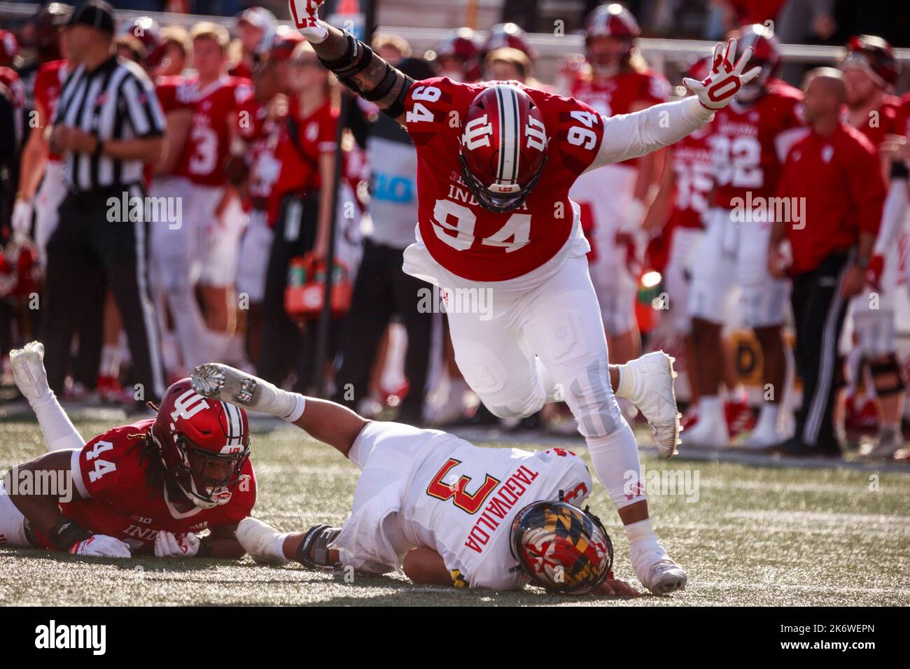 Lineman plays hi-res stock photography and images - Alamy