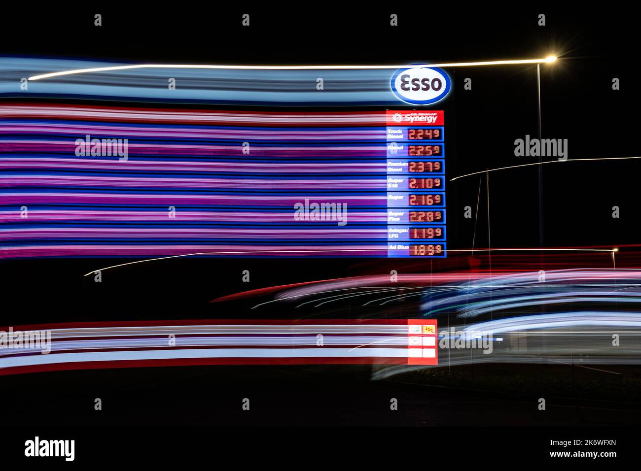 16 October 2022, Lower Saxony, Nörten-Hardenberg: View of the price ...