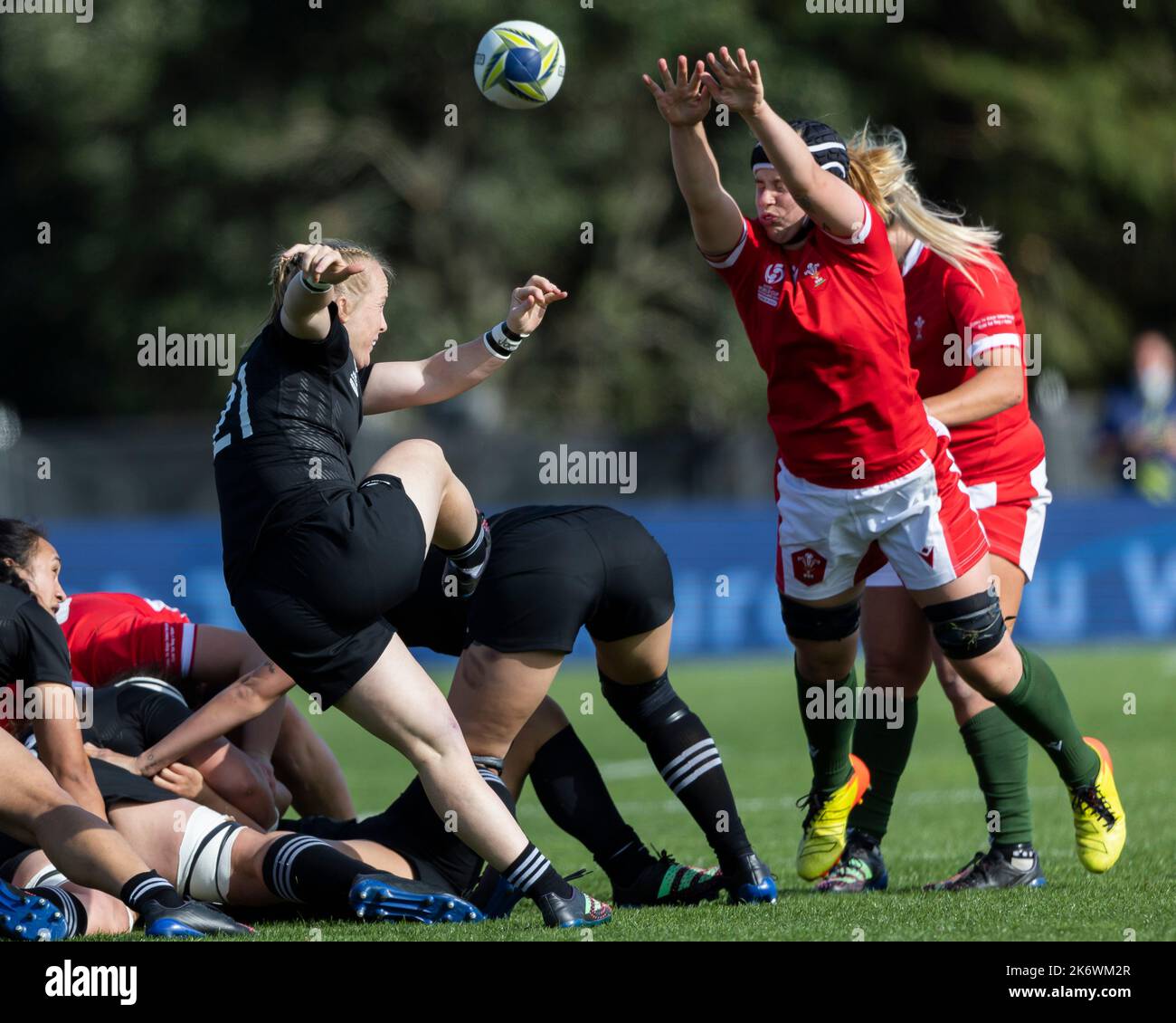 Wales' Beth Lewis tries to charge down New Zealand's Kendra Cocksedge ...