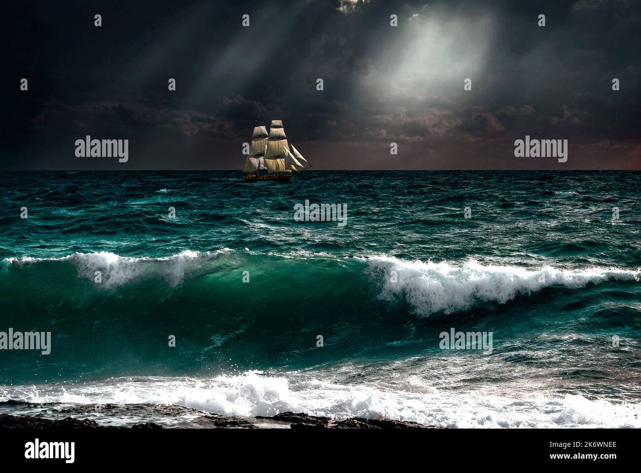 Mare in tempesta con veliero, onda e raggi di luce nel cielo| Stormy ...
