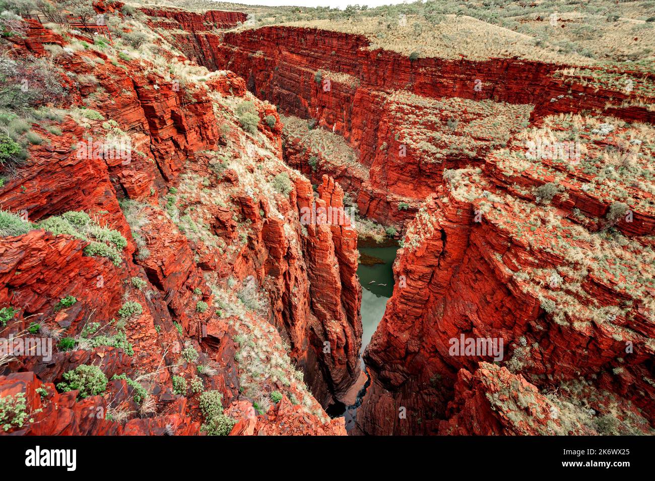 Looking down from Oxers Lookout into Karijini National Parks gorge ...