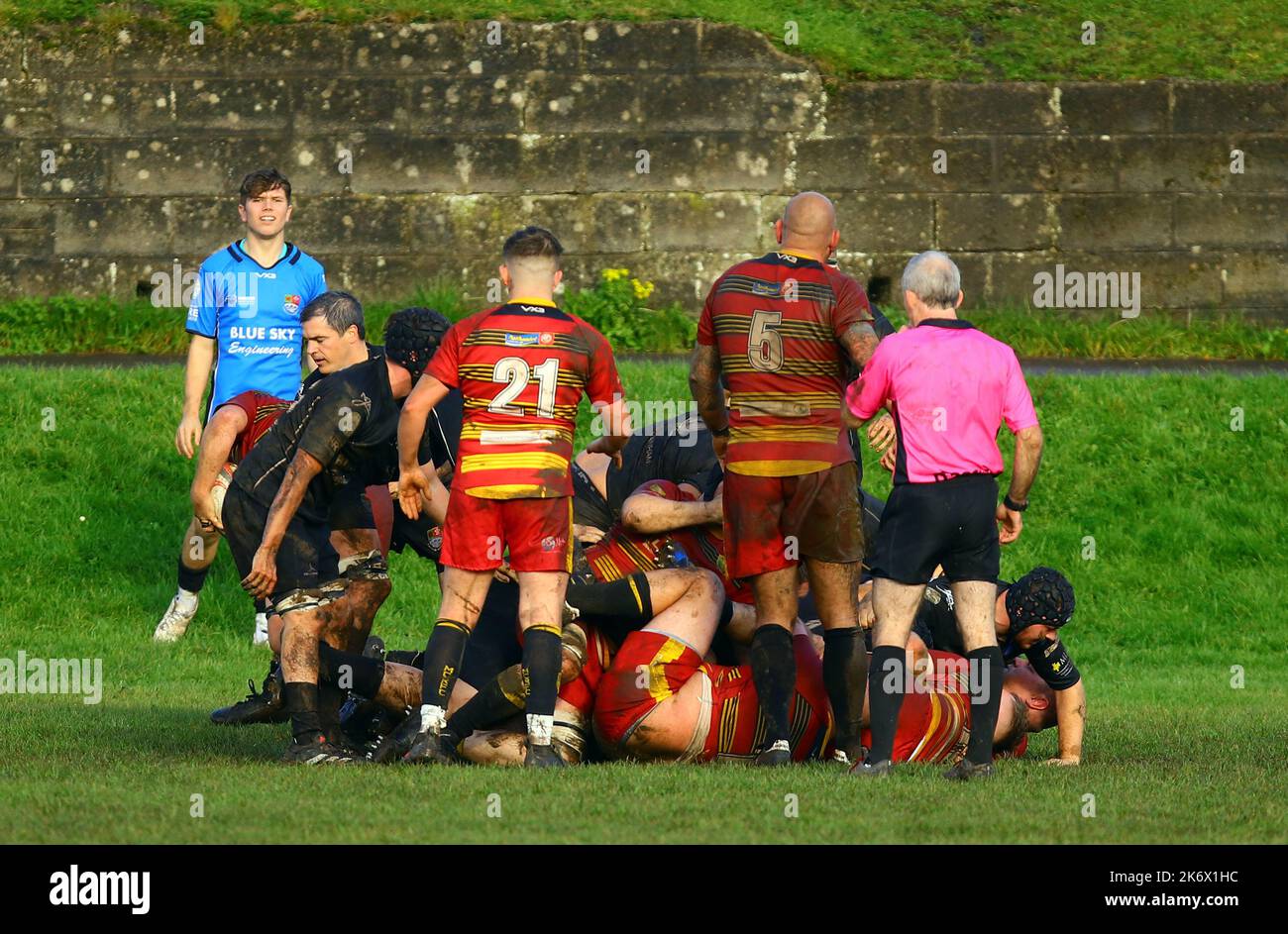 2 rugby players tackle hi-res stock photography and images - Alamy