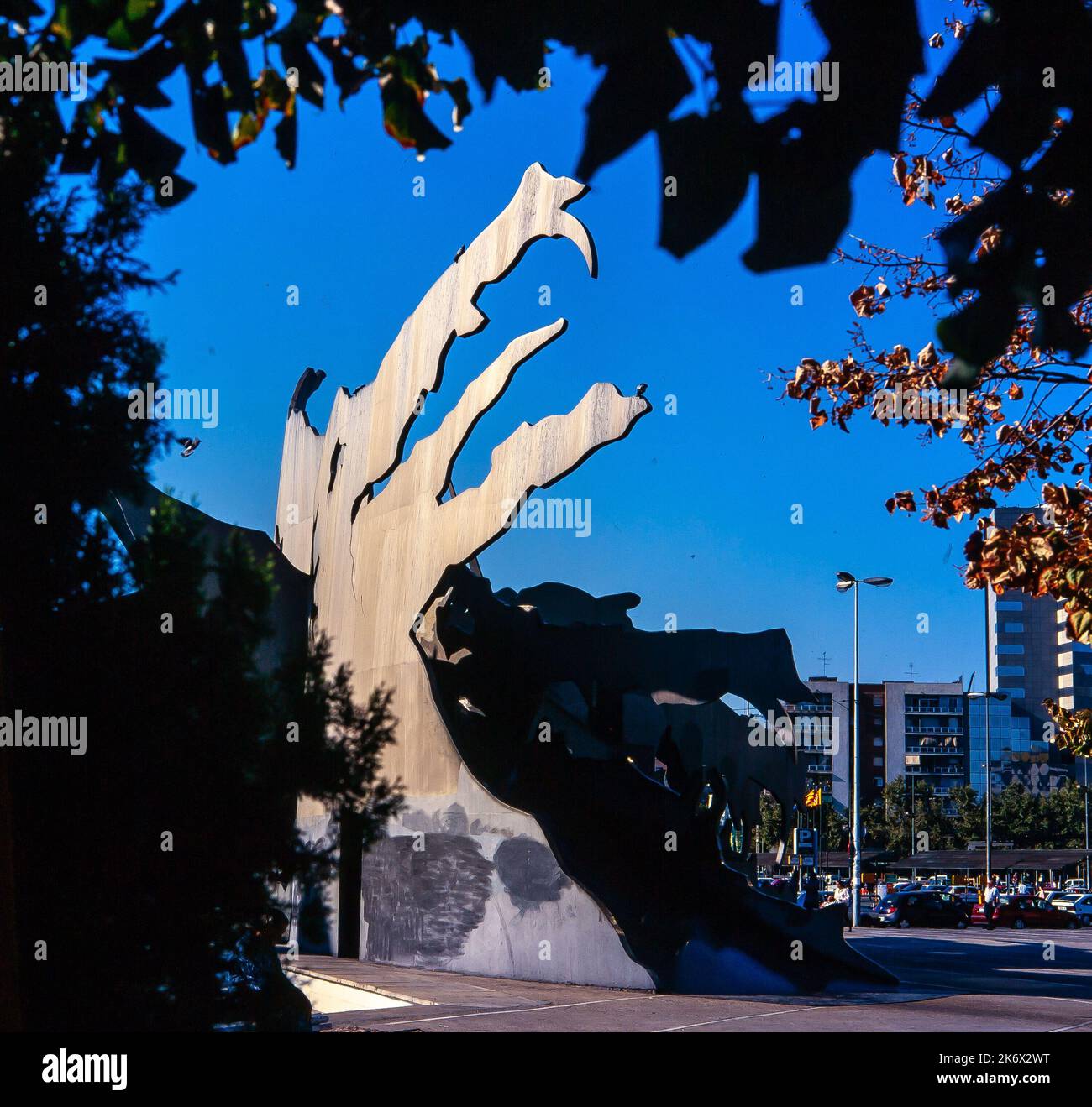 ANDREU NAGELA/LUIS PEÑA FRUS/ Dragon del parque de la España industrial ...
