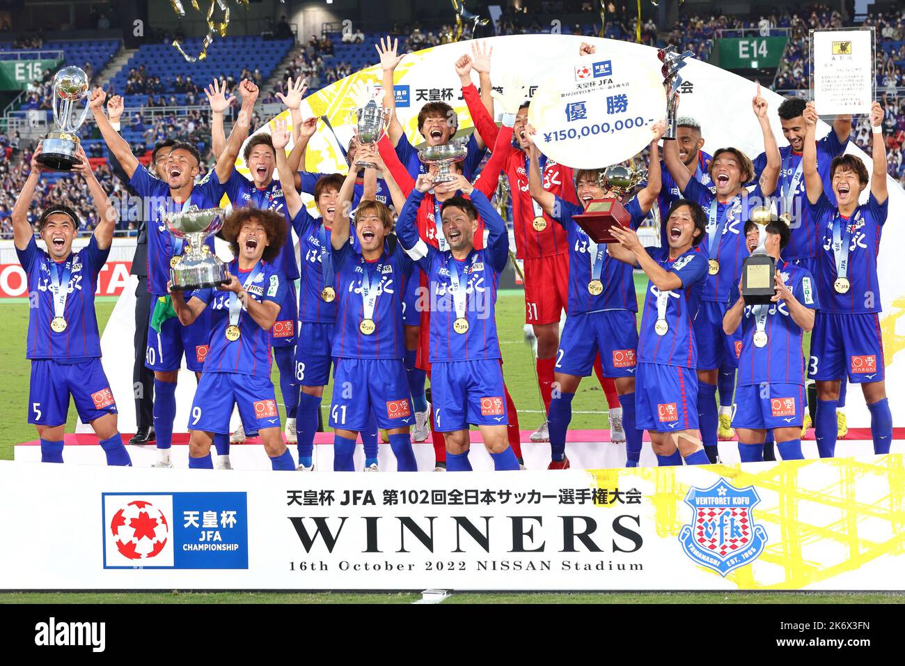 Kanagawa, Japan. 16th Oct, 2022. Ventforet Kofu team group (Ventforet) Football/Soccer : 102nd ...