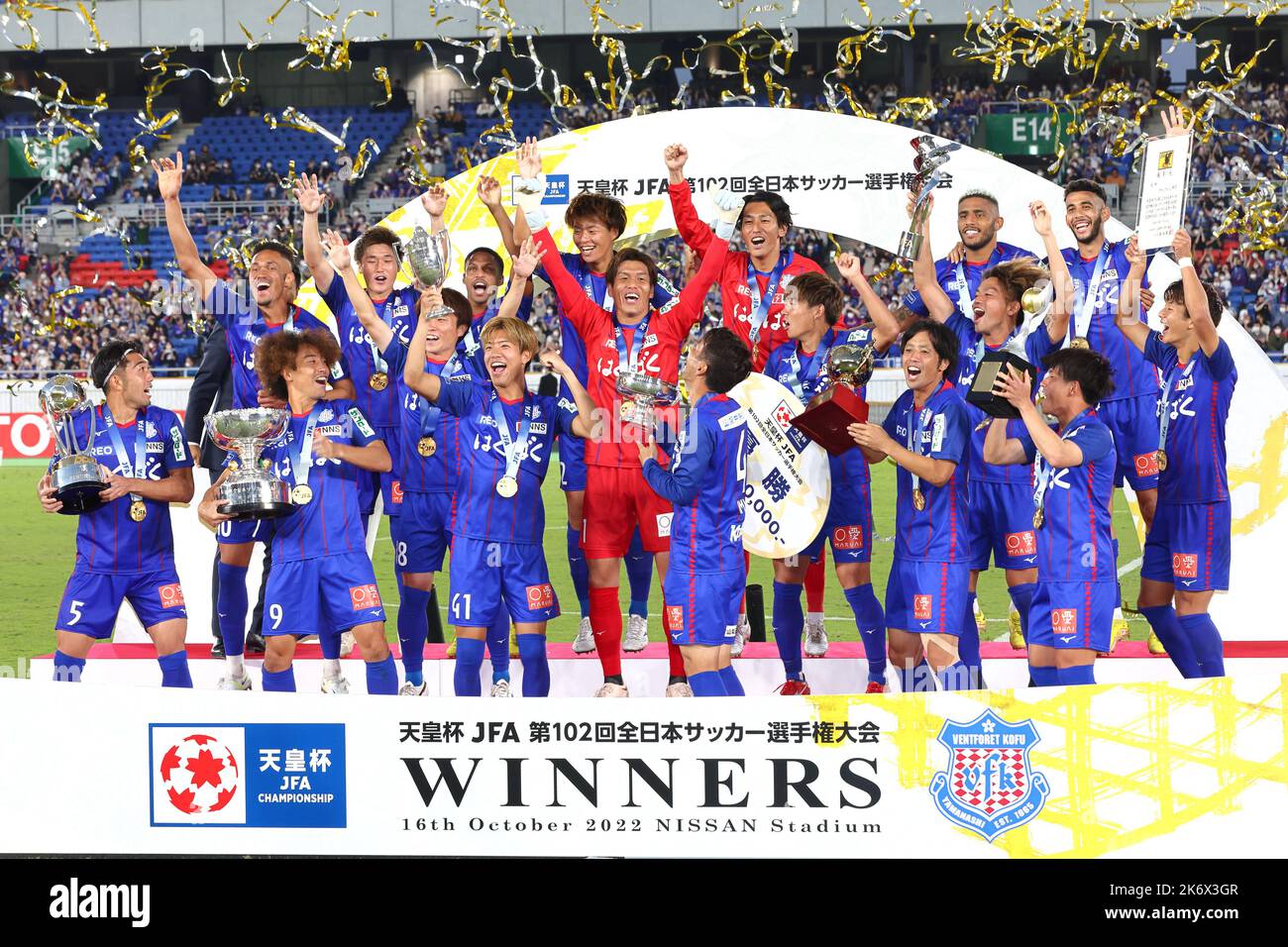 Kanagawa, Japan. 16th Oct, 2022. Ventforet Kofu team group (Ventforet) Football/Soccer : 102nd ...