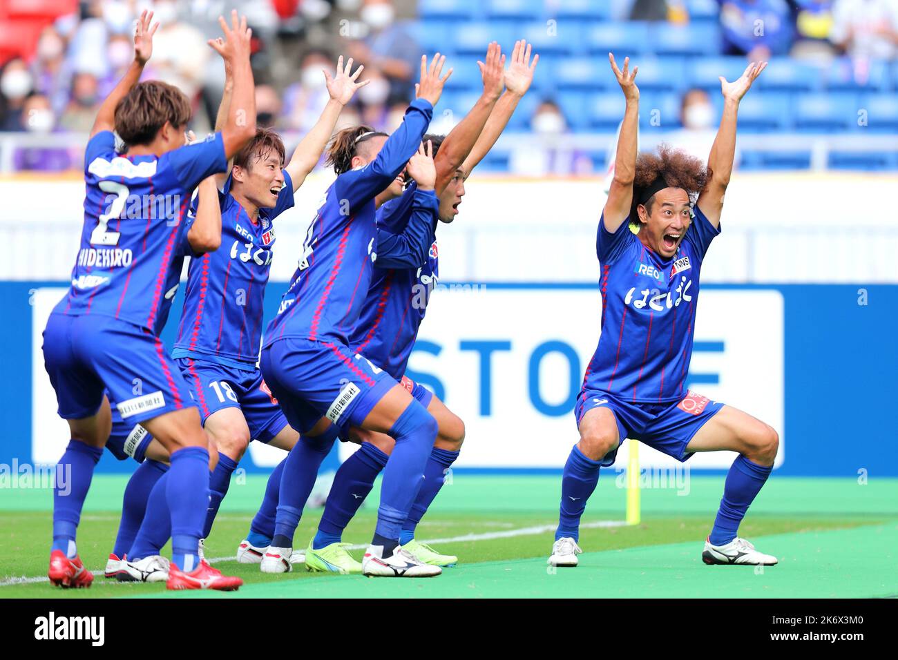 Kanagawa, Japan. 16th Oct, 2022. Ventforet Kofu team group & Kazushi Mitsuhira (Ventforet ...
