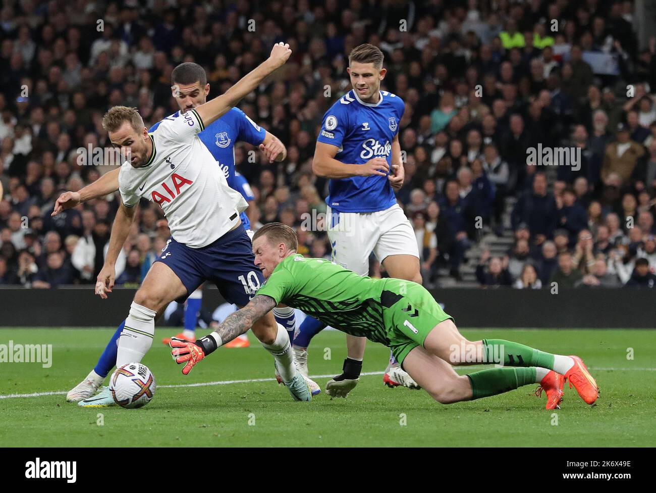 Jordan pickford everton october 2022 hi-res stock photography and ...