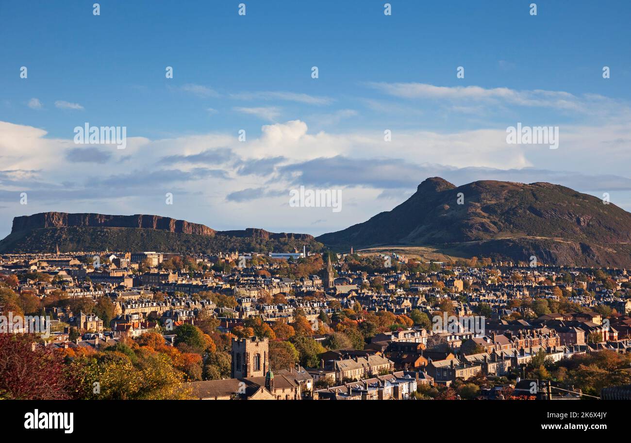 Edinburgh south side, Scotland, UK. 16th October 2022. Wind WSW 29 km/h ...