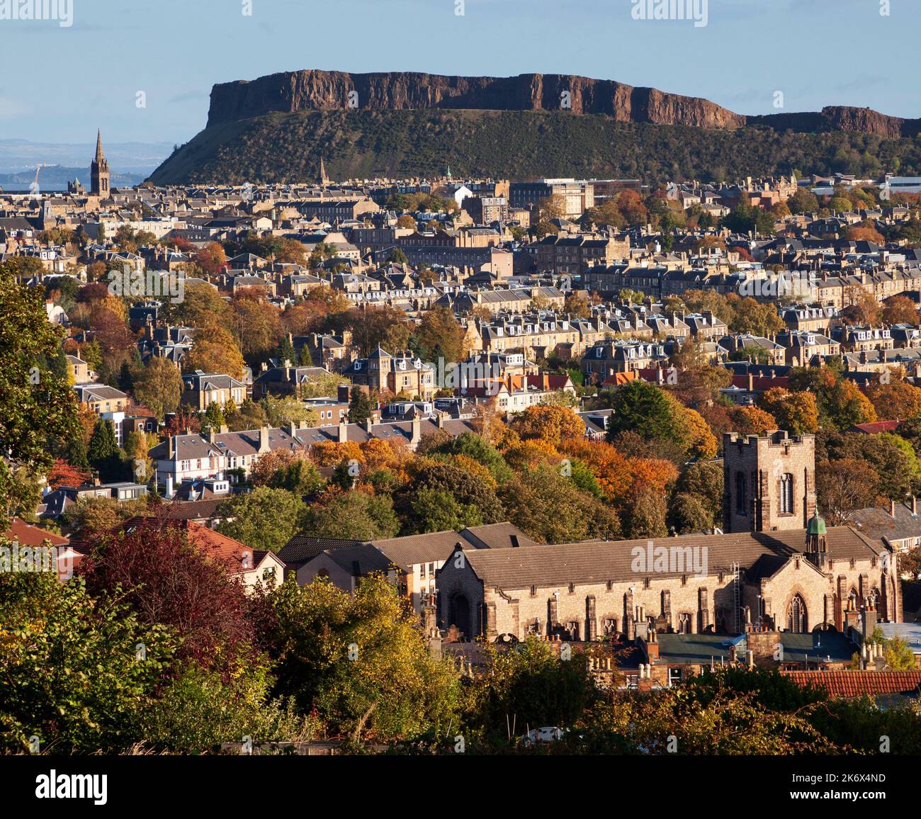 Edinburgh south side, Scotland, UK. 16th October 2022. Wind WSW 29 km/h ...