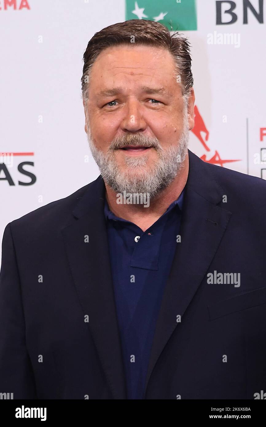 Poker face russell crowe hi-res stock photography and images - Alamy