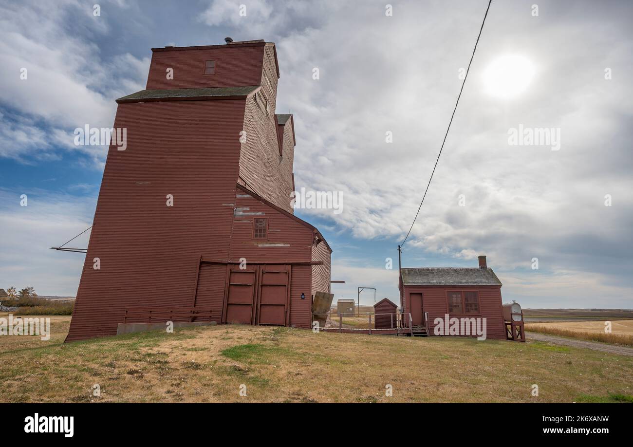 Old grain elevator on the prairie at the town of Rowley, Alberta Stock ...