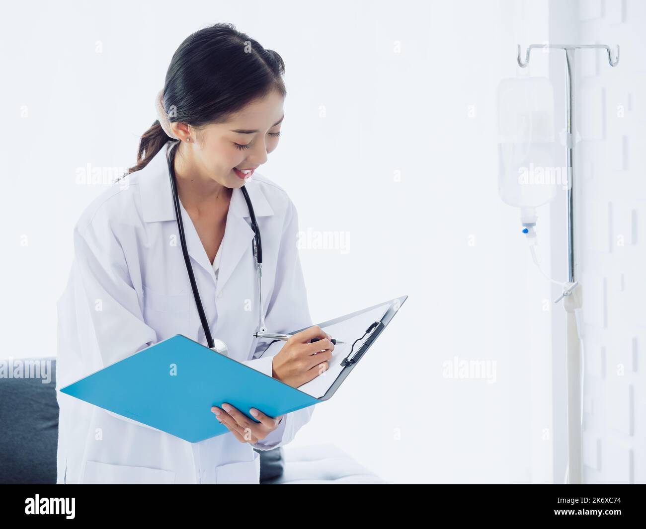 Doctor writing in patient chart hi-res stock photography and images - Alamy