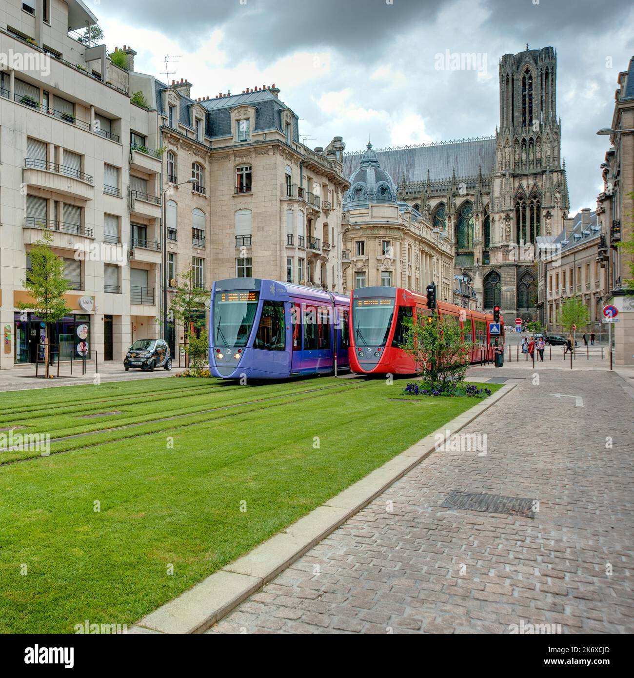 Reims, Straßenbahn // Reims, Modern Tramway Stock Photo - Alamy