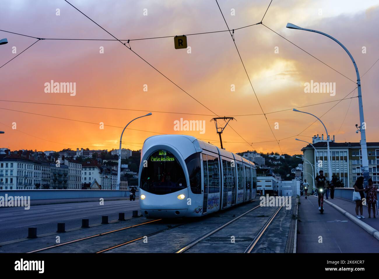 Frankreich, Lyon, moderne Straßenbahn T2 Pont Gallieni // France, Lyon ...