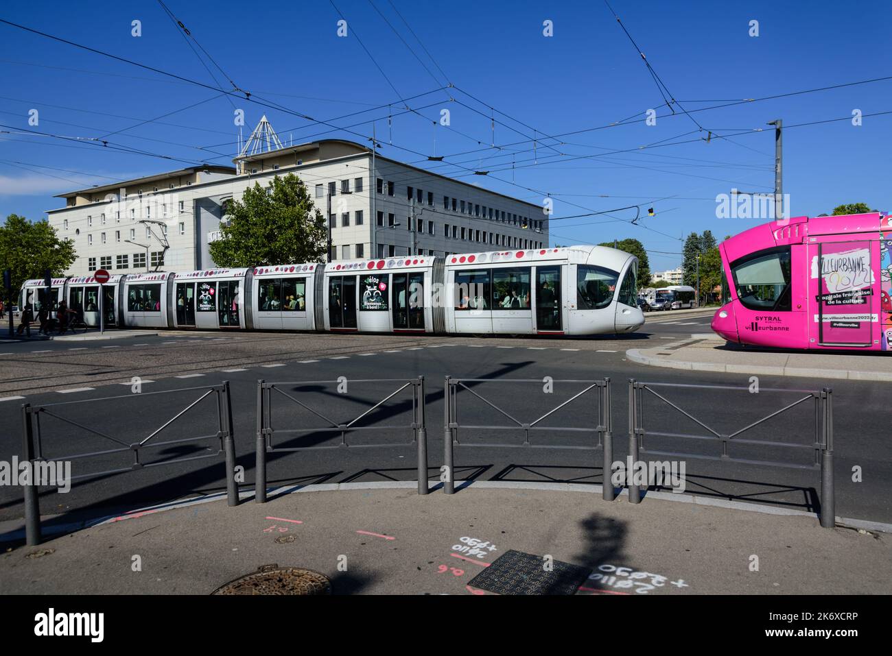 Frankreich, Lyon, moderne Straßenbahn T4 Bd des Etats-Unis // France ...